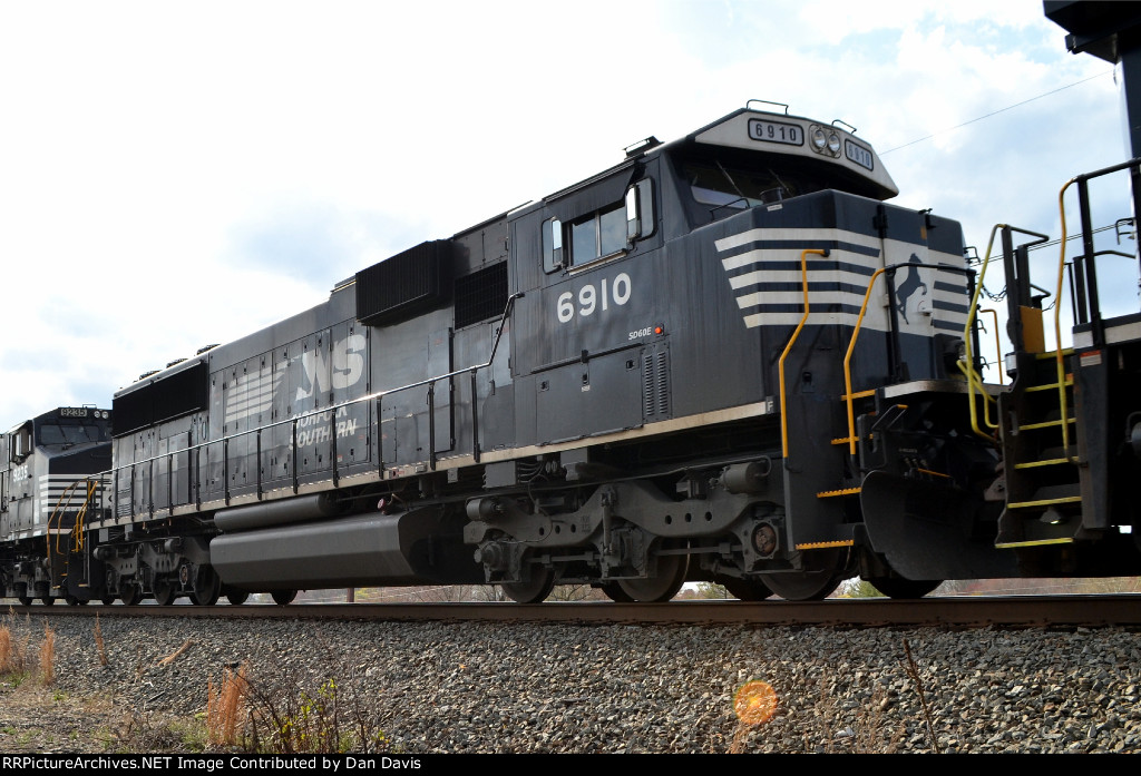 NS SD60E 6910 now fourth out on 17G